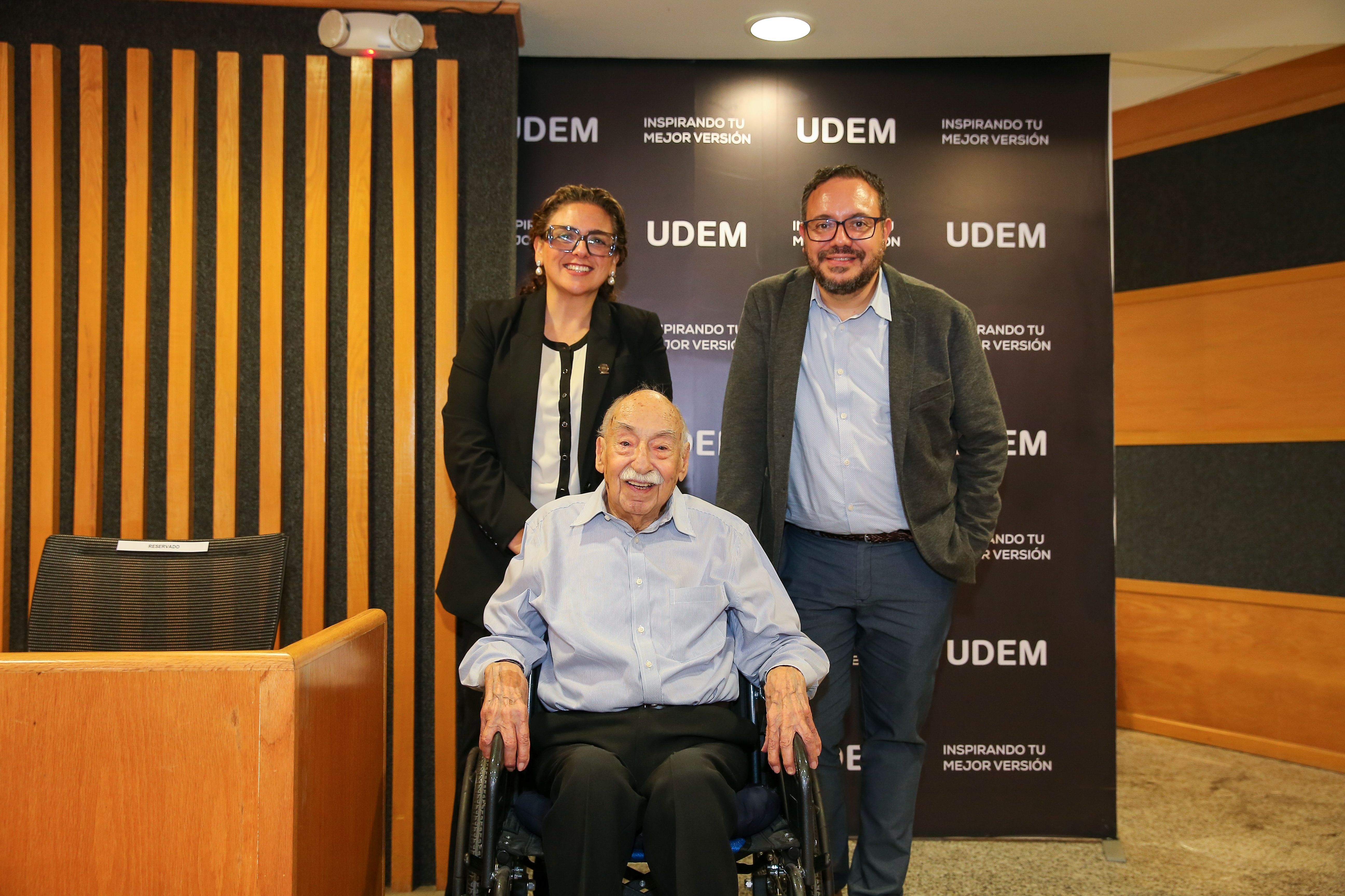 Recibe Sofía Segovia máximo reconocimiento como exalumna de Comunicación | UDEM